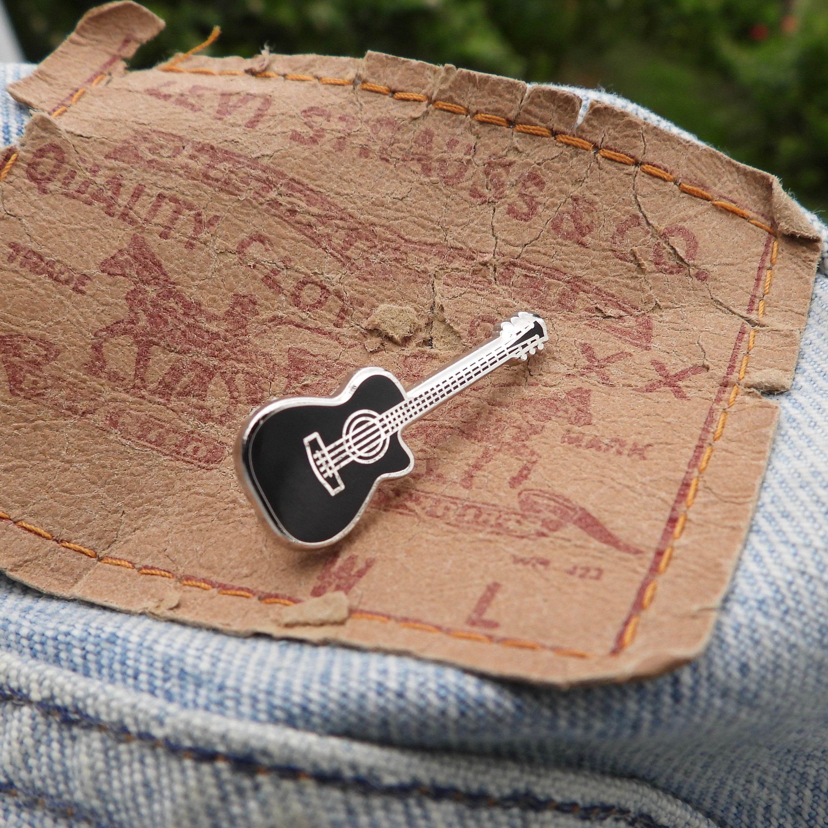 Guitar pin – Bush Bling